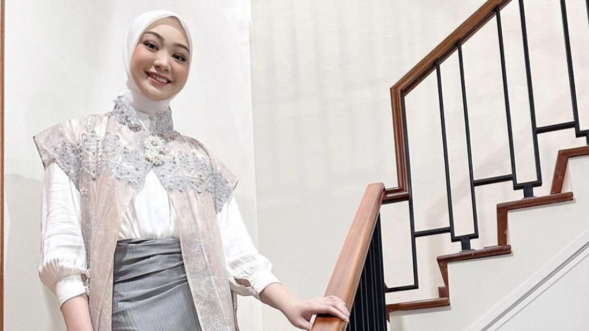6 Inspirasi Outfit Berhijab Vina Muliana, Glamor ke Pesta, Playful, hingga Gaya Wanita Karir ...