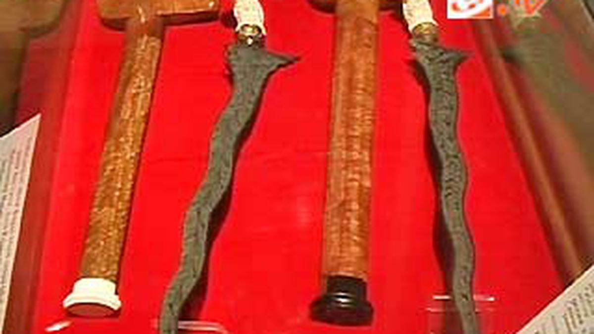 Keris Bugis Berdiri Tanpa Penyangga - News Liputan6.com