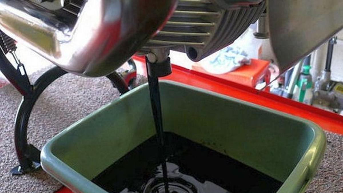 Ini Penjelasan Mengapa Oli Bekas Berwarna Hitam - Otomotif Liputan6.com