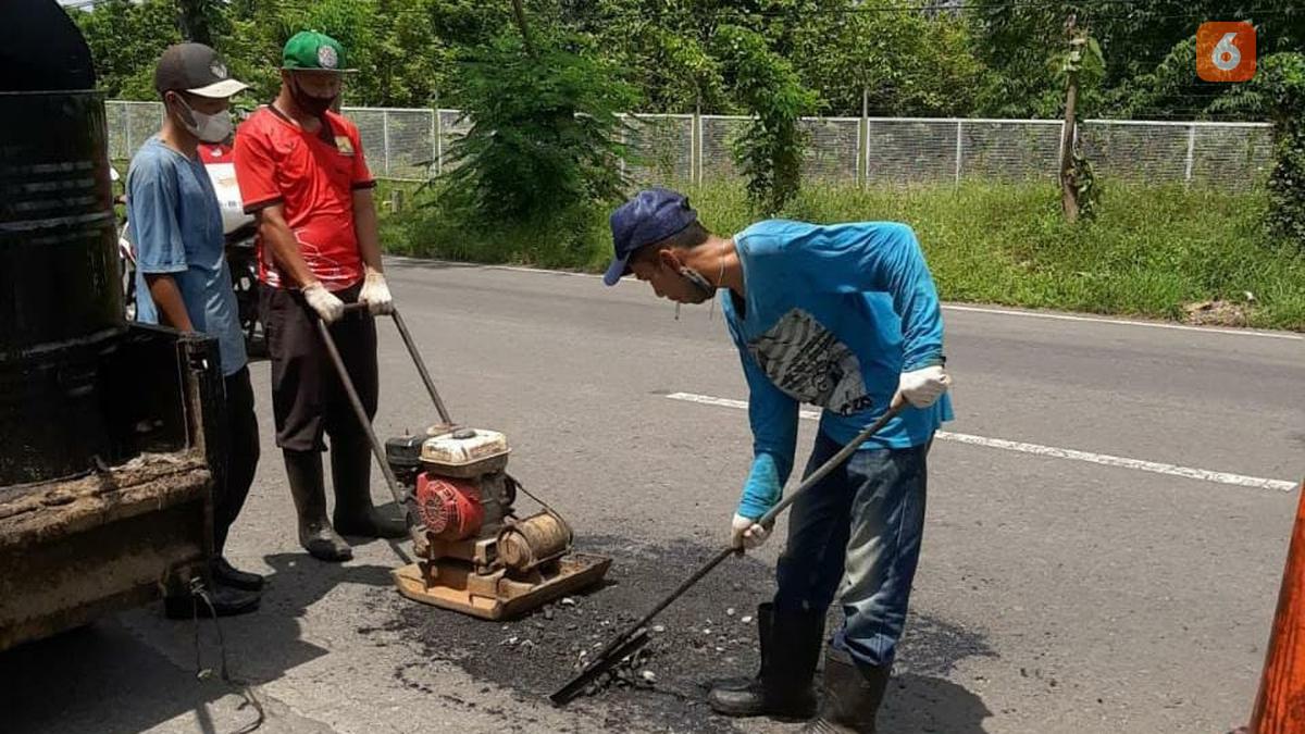 Tambal Sulam Perbaikan Jalan Berlubang di Banyuwangi - Surabaya Liputan6.com