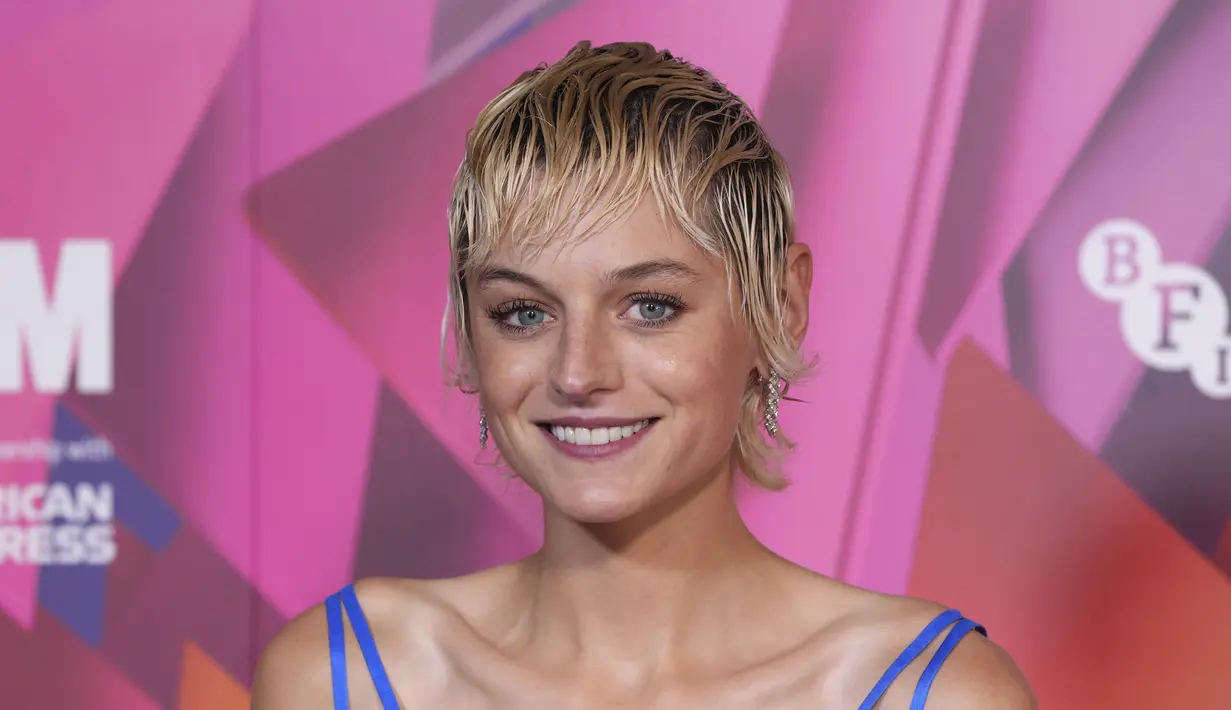 Emma Corrin Tampil Seksi Kenakan Mini Dress Biru Transparan di London ...