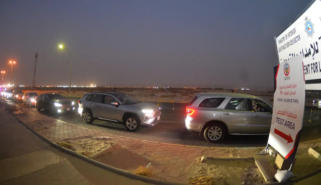 FOTO: Antrean Warga Kuwait di Stasiun Pengujian Tes PCR Covid-19 Drive ...