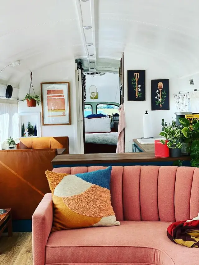 Keren, Pasangan Ini Rombak Bus Sekolah Tua Jadi Rumah Minimalis - Citizen6 Liputan6.com