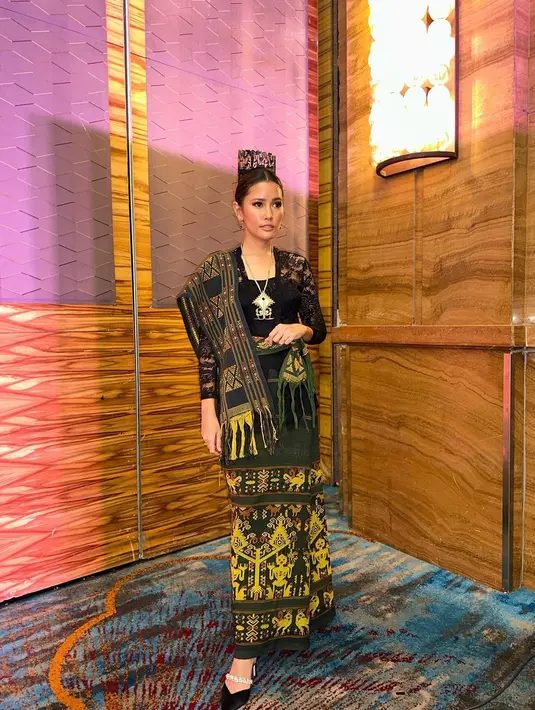 Cara Unik 6 Seleb Pakai Rok dan Kebaya, dari Putri Marino sampai Dian Sastro - Photo Fimela.com