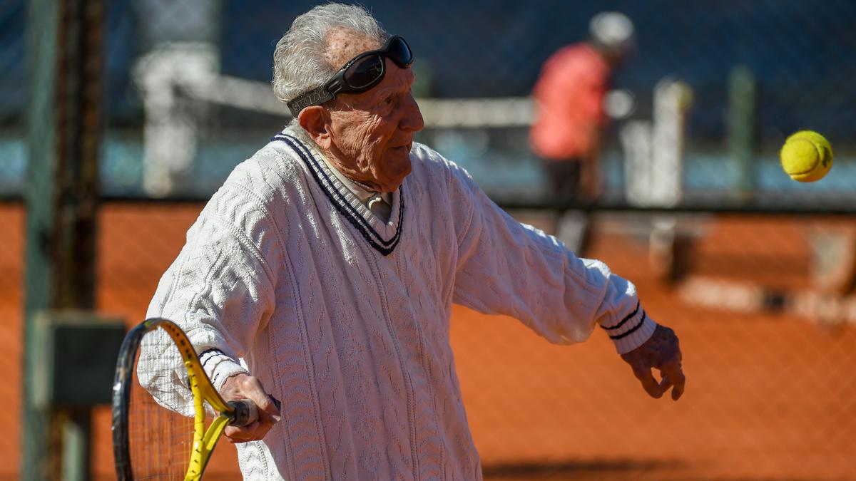 Usia 100 Tahun, Kakek Ini Tetap Rutin Main Tenis - Foto Liputan6.com