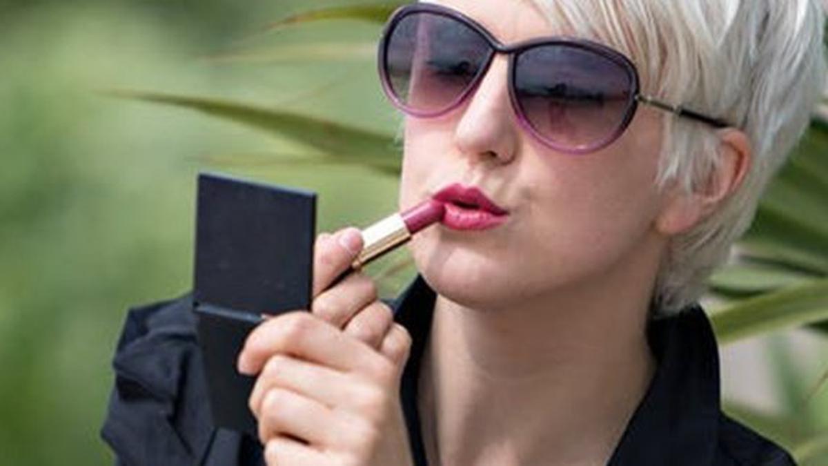 Tips Makeup Untuk Kamu yang Berbibir Tipis - Beauty Fimela.com