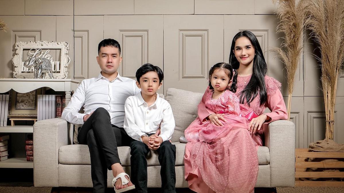 7 Pemotretan Keluarga Faby Marcelia Bersama Buah Hati yang Selalu ...