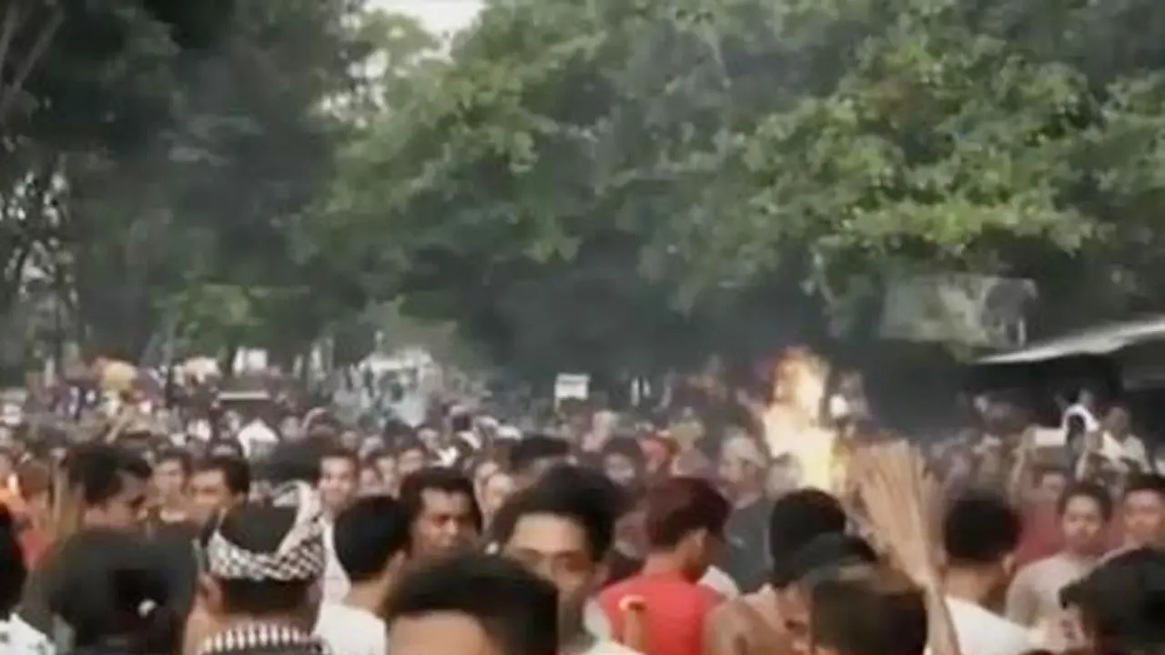 Tradisi Perang Api Jelang Hari Raya Nyepi, Begini Maknanya - Regional ...