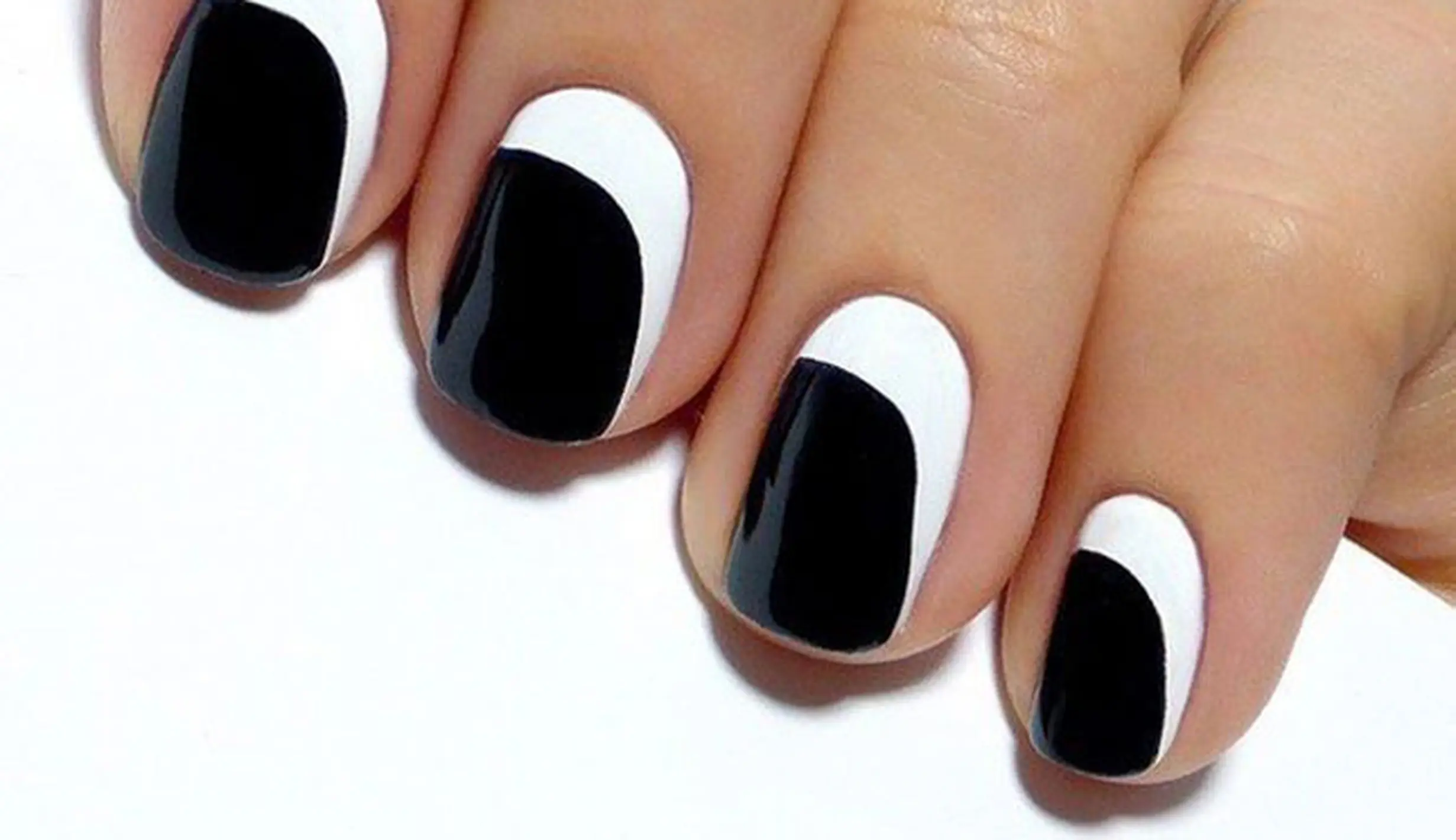 Tren Nail Art Hitam Putih Cantik dan Nggak Norak - Photo Fimela.com