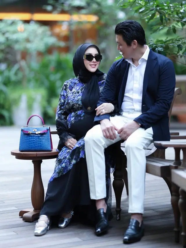 6 Potret Terbaru Syahrini Hamil 7 Bulan Ditemani Reino Barack dan Tes ...
