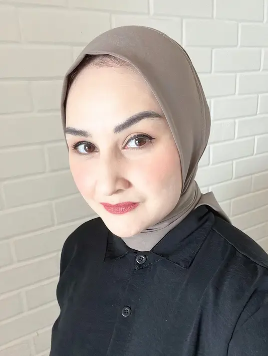 10 Potret Anggunnya Mona Ratuliu Berhijab, Dipuji Makin Cantik dan Pancarkan Aura yang Lebih ...