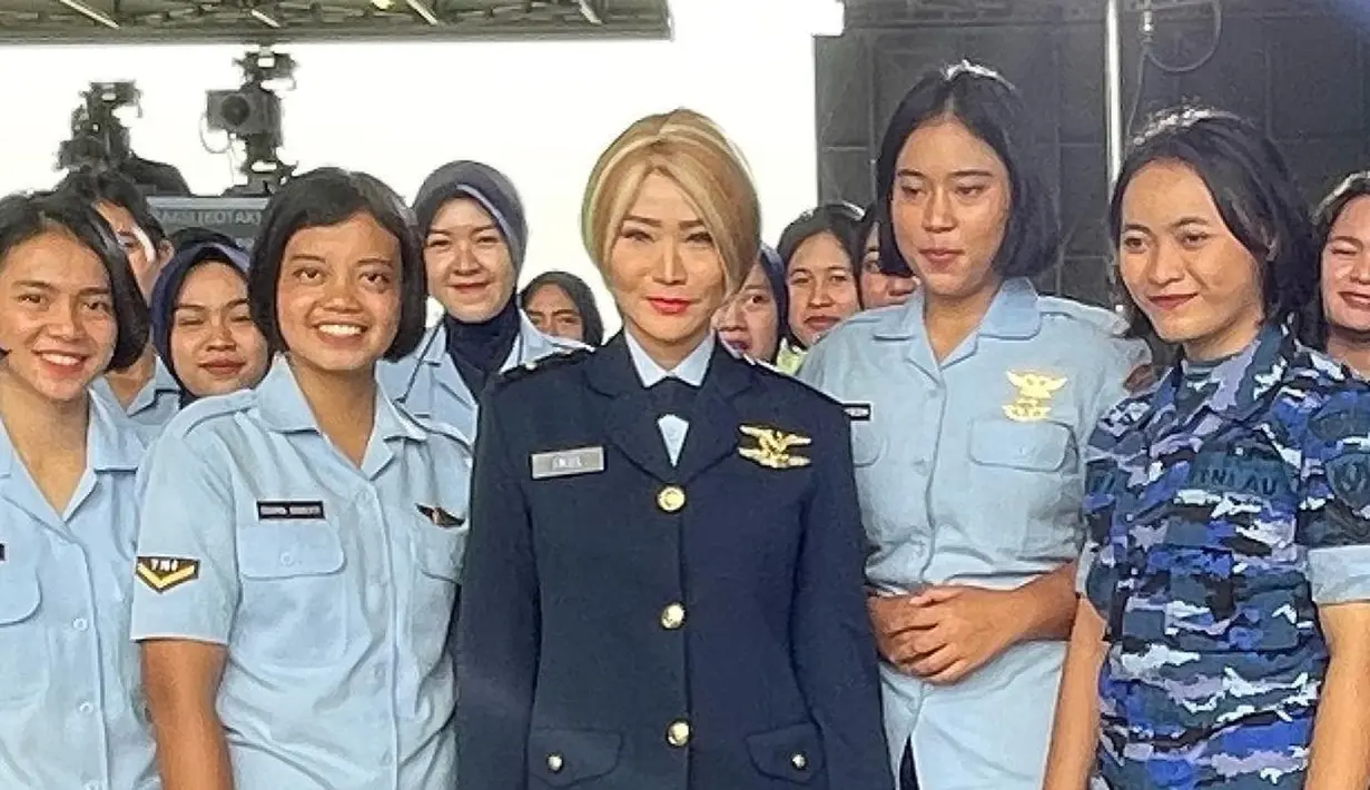 Inul Daratista Pose Bareng TNI Angkatan Udara, Pakai Seragam Militer ...