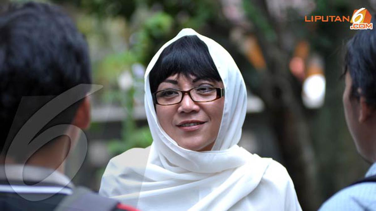 Lurah Susan Jasmine Tampil Berkedurung - Foto Liputan6.com