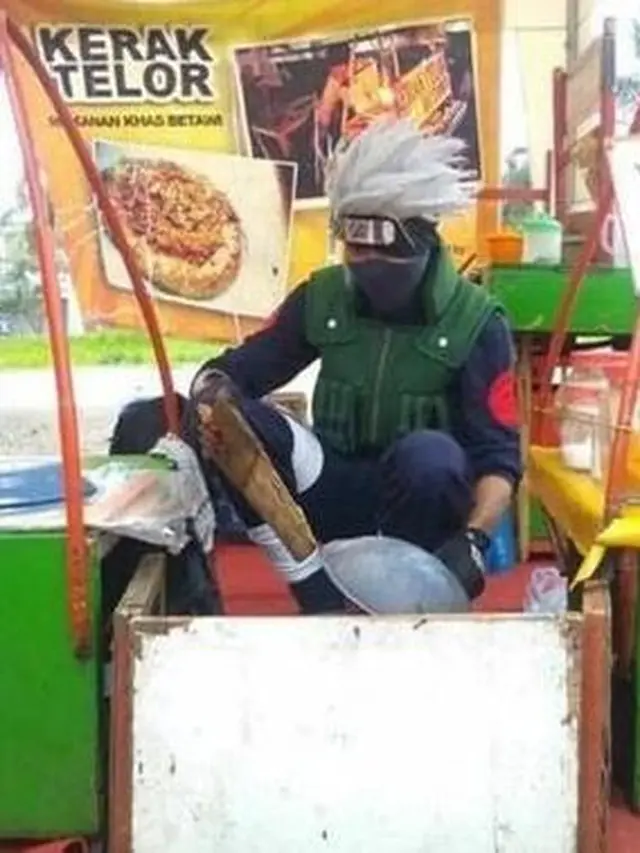 6 Potret Penjual Pakai Topeng Ini Tampak Misterius, Pembeli Elus Dada ...