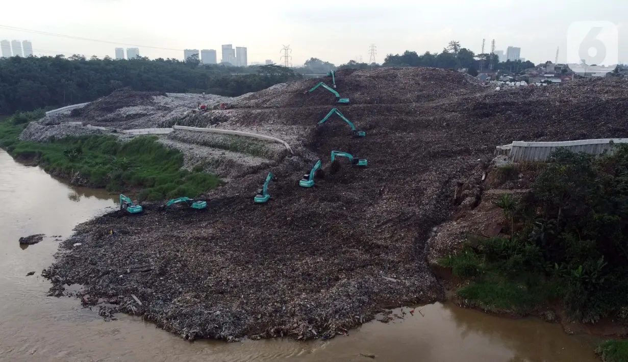 FOTO: Turap Jebol, Sampah TPA Cipeucang Genangi Sungai Cisadane - Foto ...