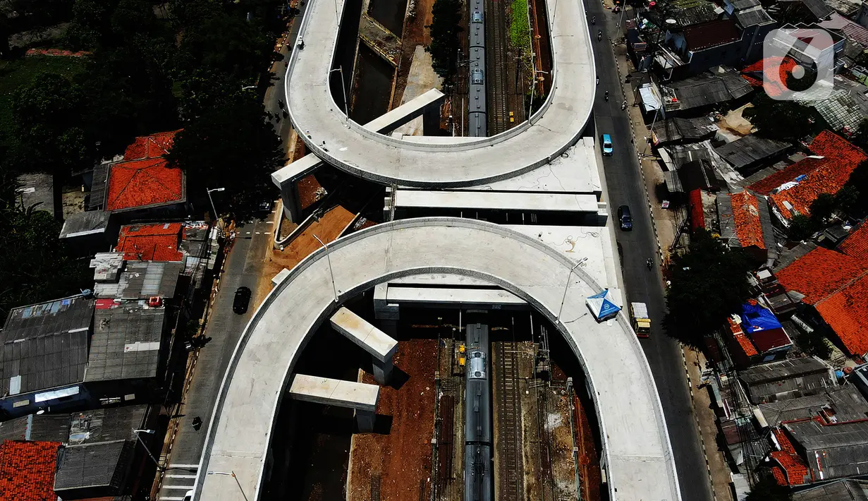 FOTO: Memantau Pembangunan Flyover Tanjung Barat - Foto Liputan6.com