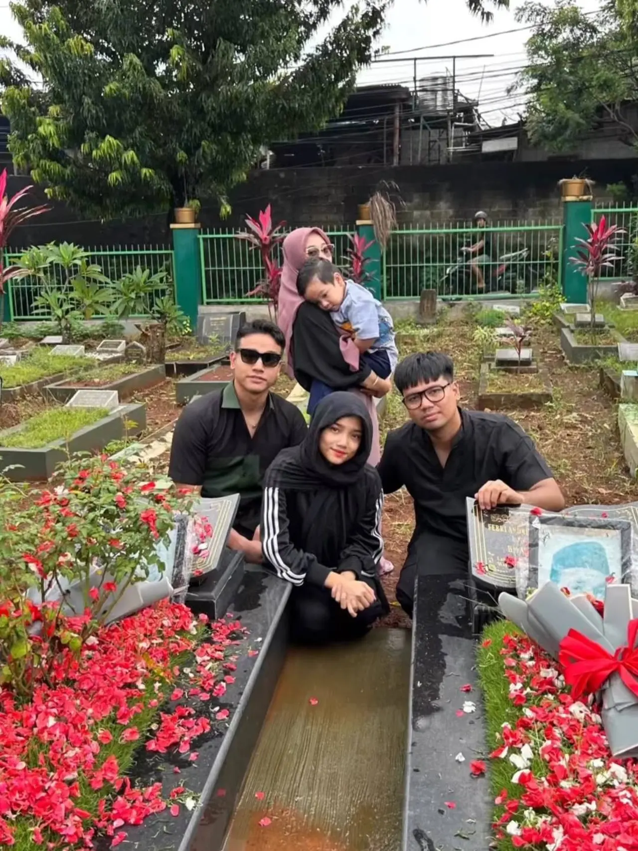 Fuji Auto Menangis Lihat Ada Vanessa Angel dan Bibi Andriansyah Dalam Foto Keluarganya - ShowBiz ...