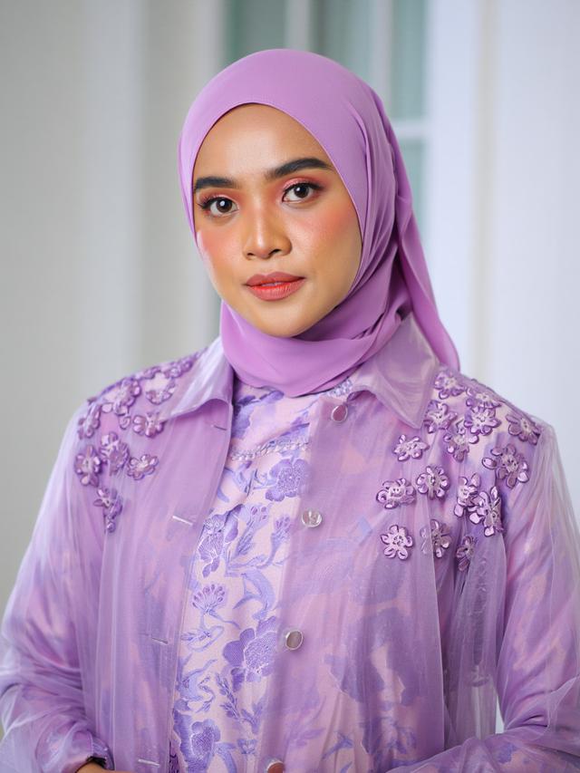 8 Tren Gamis Batik Modern dengan Detail Blazer Warna Lilac Soft, Sedang ...