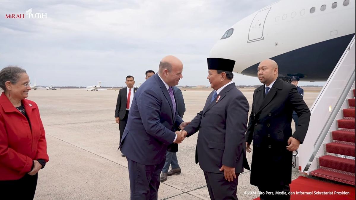 Mantel Hitam Didit Hediprasetyo Saat Dampingi Prabowo Melawat ke AS ...