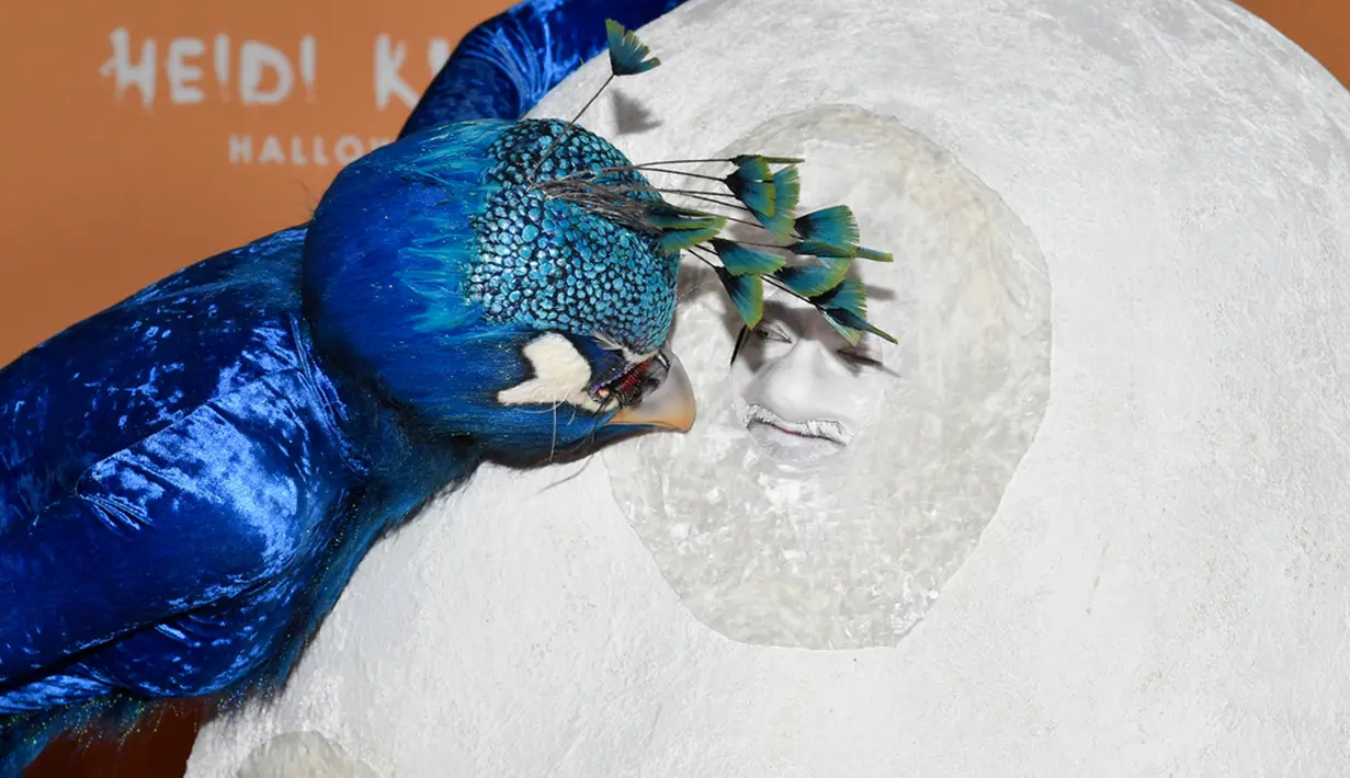 Heidi Klum Menjelma Jadi Burung Merak di Halloween 2023, Sang Suami Tom ...