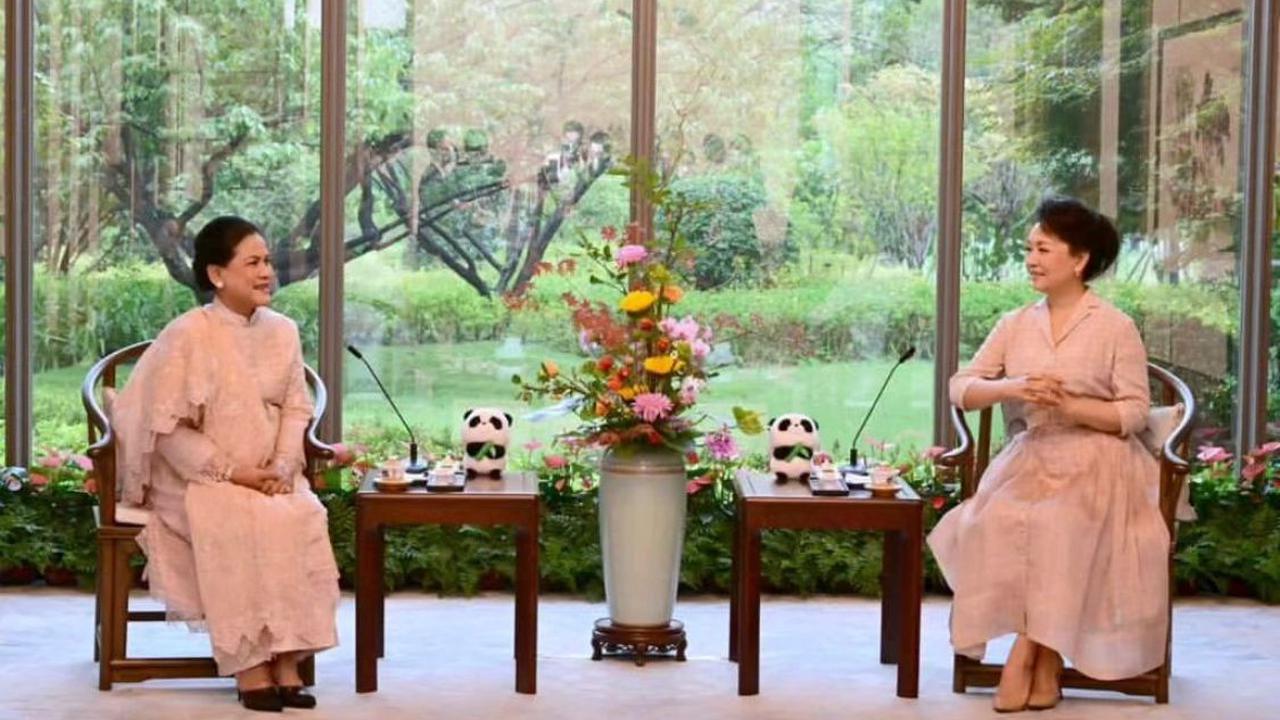 Dandanan Iriana Jokowi Bersama Istri Presiden China, Peng Liyuan Saat ...