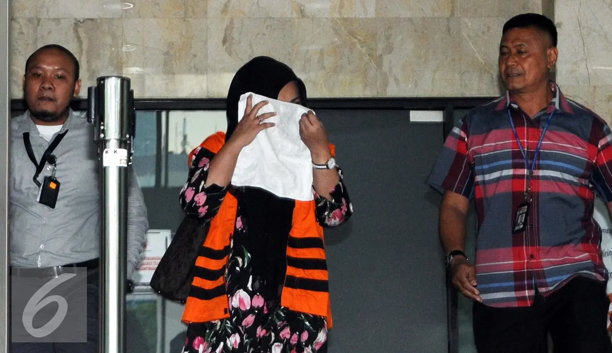 Ditahan KPK, Komisaris CV Timur Alam Raya Tutupi Wajah - Foto Liputan6.com