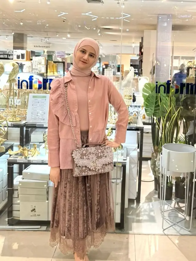 Selebgram Vivi Amnan Sukses Berbisnis di Dunia Mode dengan Identitas Renda, Ogah FOMO Tren ...