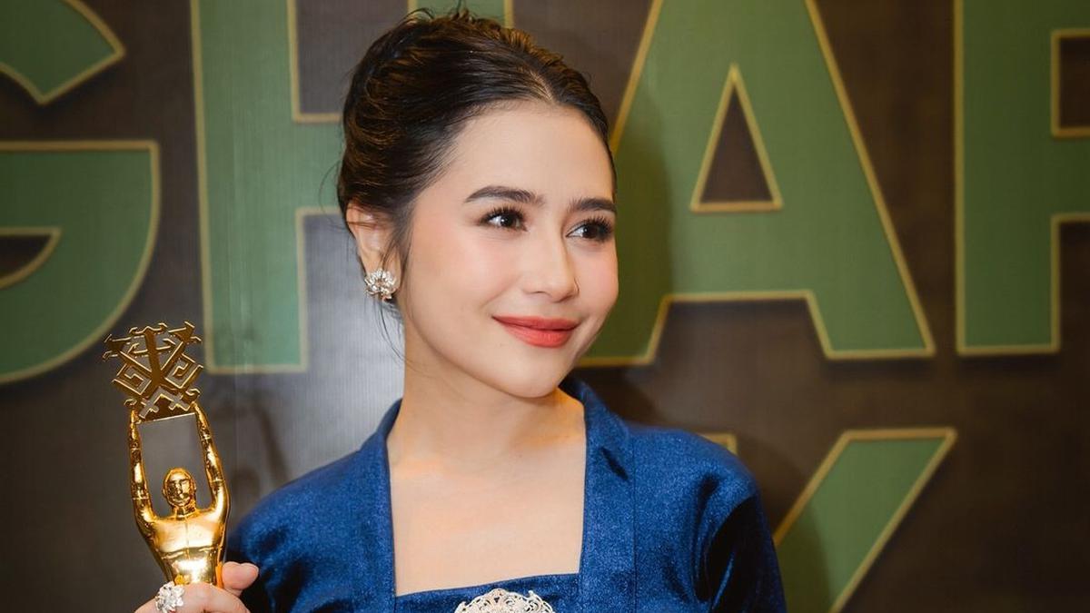 6 Potret Prilly Latuconsina Tampil Memesona dengan Kebaya Terima ...