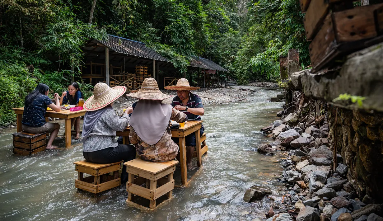 FOTO: Restoran Ini Tawarkan Sensasi Makan di Tengah Aliran Sungai ...