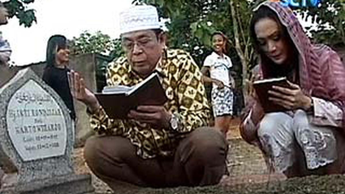 Jelang Puasa, Edis Adelia Ziarah - ShowBiz Liputan6.com