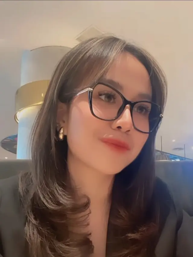 7 Potret Mayang Lucyana Magang di DPR RI, Ini Deretan Tugasnya Kerja Kantoran - Hot Liputan6.com