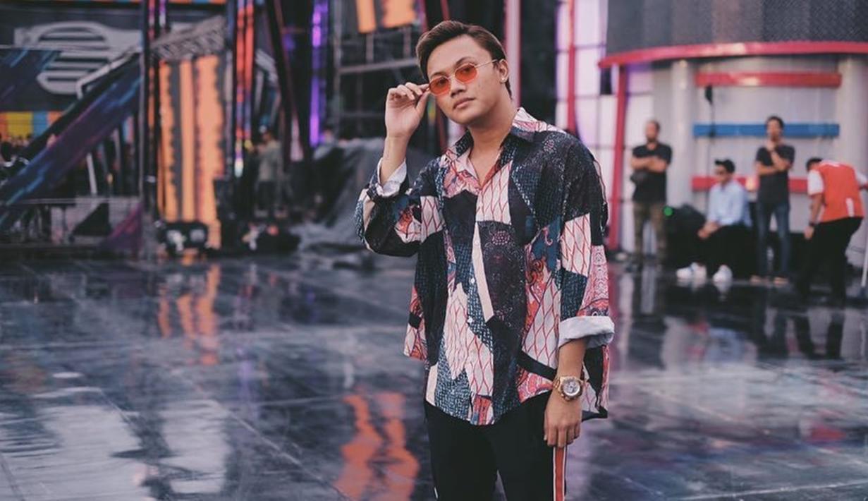 FOTO: Gaya Fashion Rizky Febian, Simpel dan Modis - Foto Liputan6.com