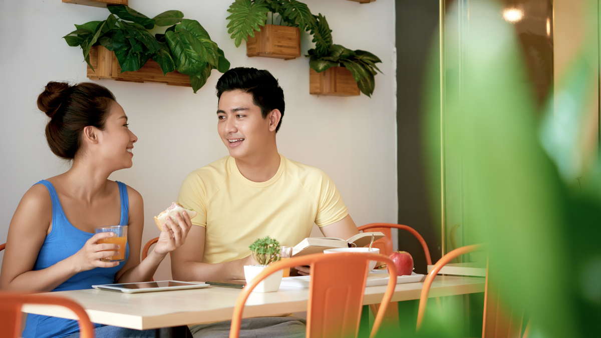 5 Sikap Perhatian Pria Tanda Dia Menyayangimu dengan Tulus ...