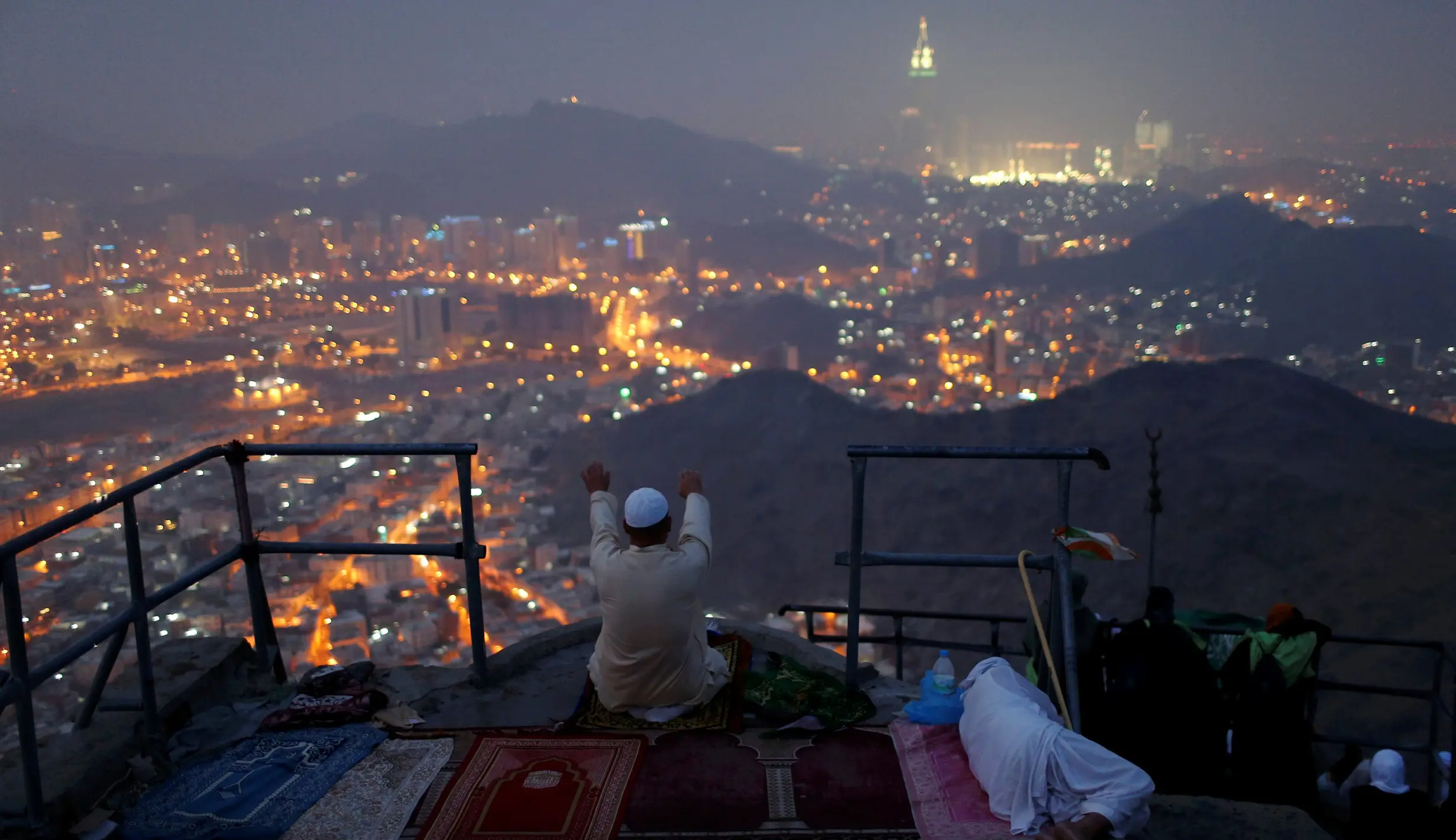 Melihat Keindahan Kota Suci Mekah dari Puncak Jabal Nur saat Malam Hari