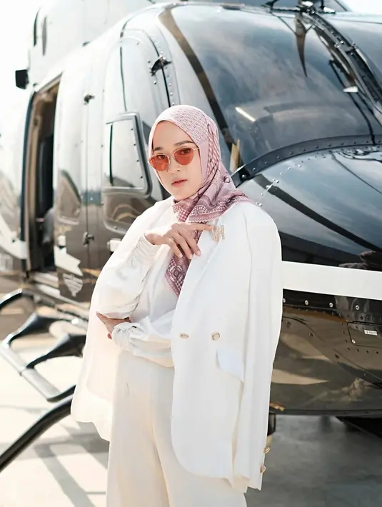 Tampil Stylish, Ini Potret Ririe Fairus Makin Gaya dengan Kacamata ...