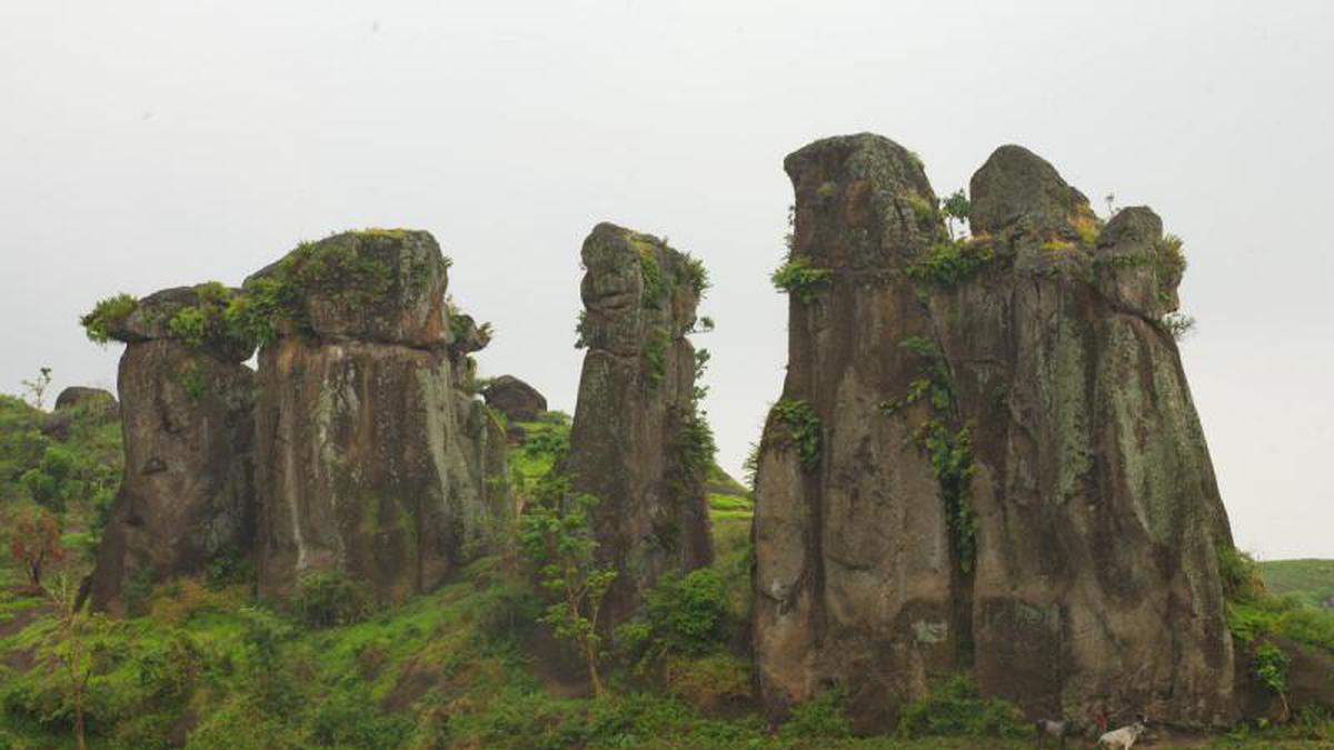 Batu Solor Jadi Bukti Kalau Indonesia Juga Punya Stonehenge - Lifestyle ...