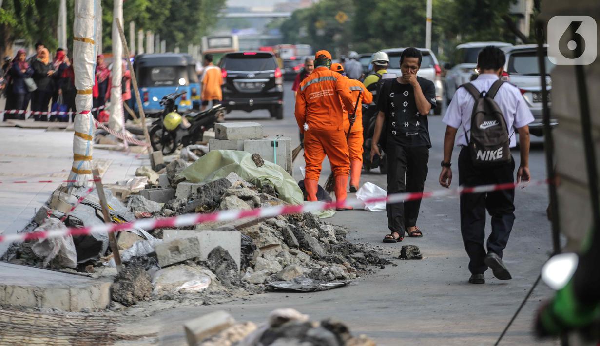 FOTO: Pengerjaan Revitalisasi Trotoar Minim Ruang Gerak - Foto Liputan6.com