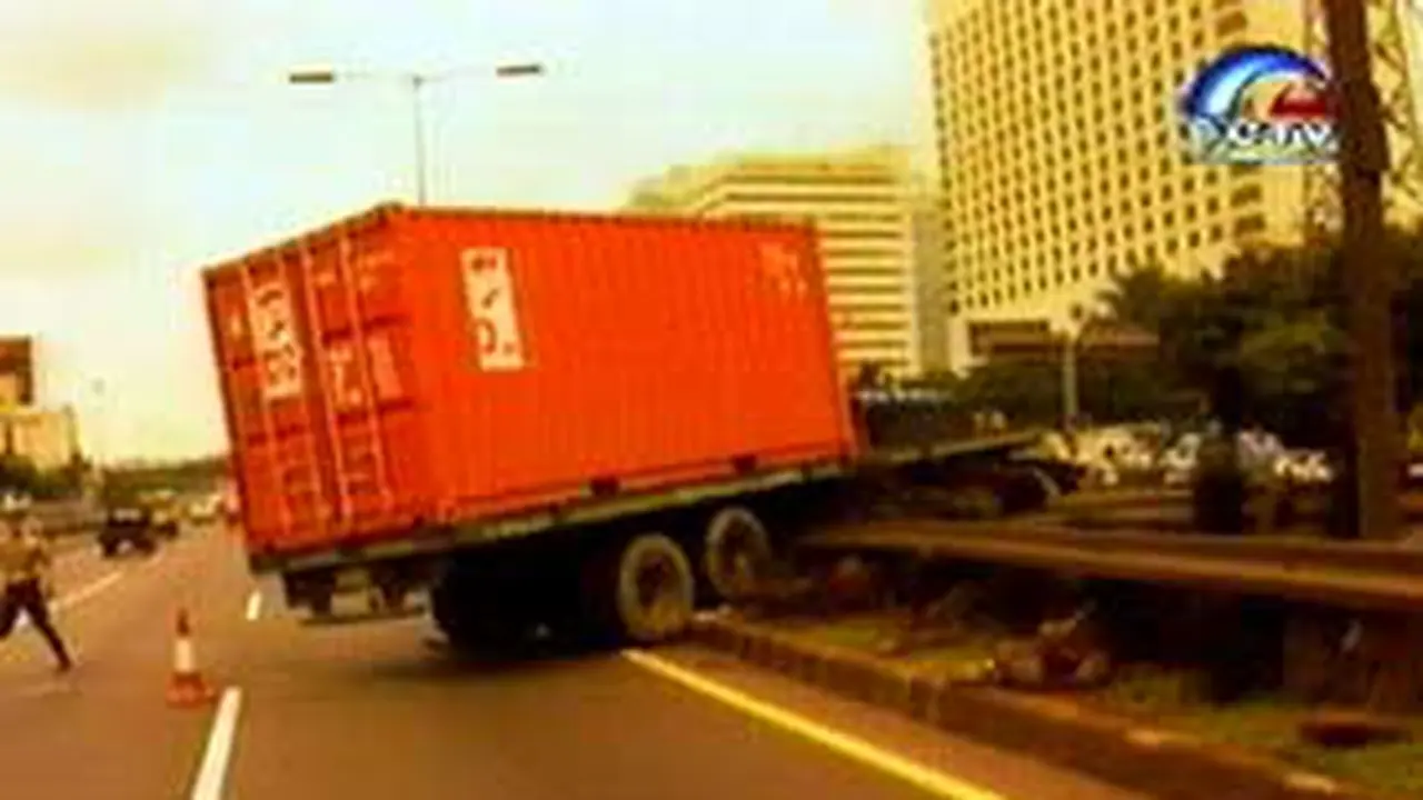 Truk Kontainer Melintang, Tol Cawang-Grogol Macet - News Liputan6.com