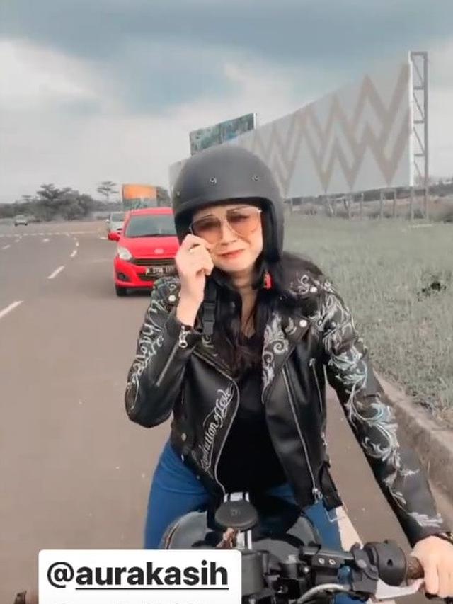 6 Gaya Aura Kasih saat Naik Moge, Keren dan Curi Perhatian - Hot Liputan6.com