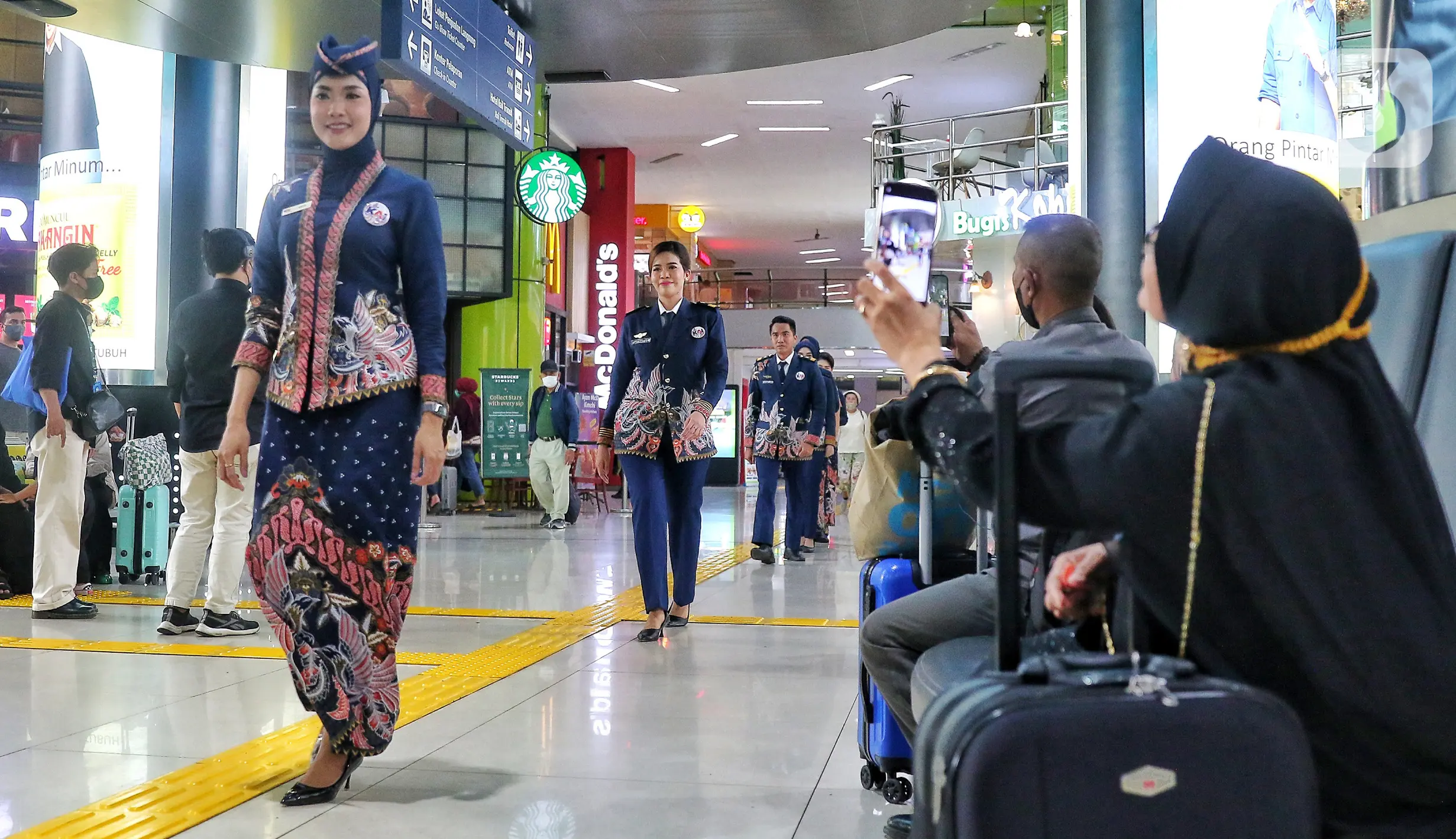 Seragam Baru Petugas Front Liner PT KAI Sambut Perayaan Nataru - Foto ...