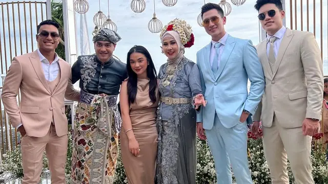 Sempat Dijodohkan dengan Fuji, Ini 7 Potret Austin Alexander dan ...