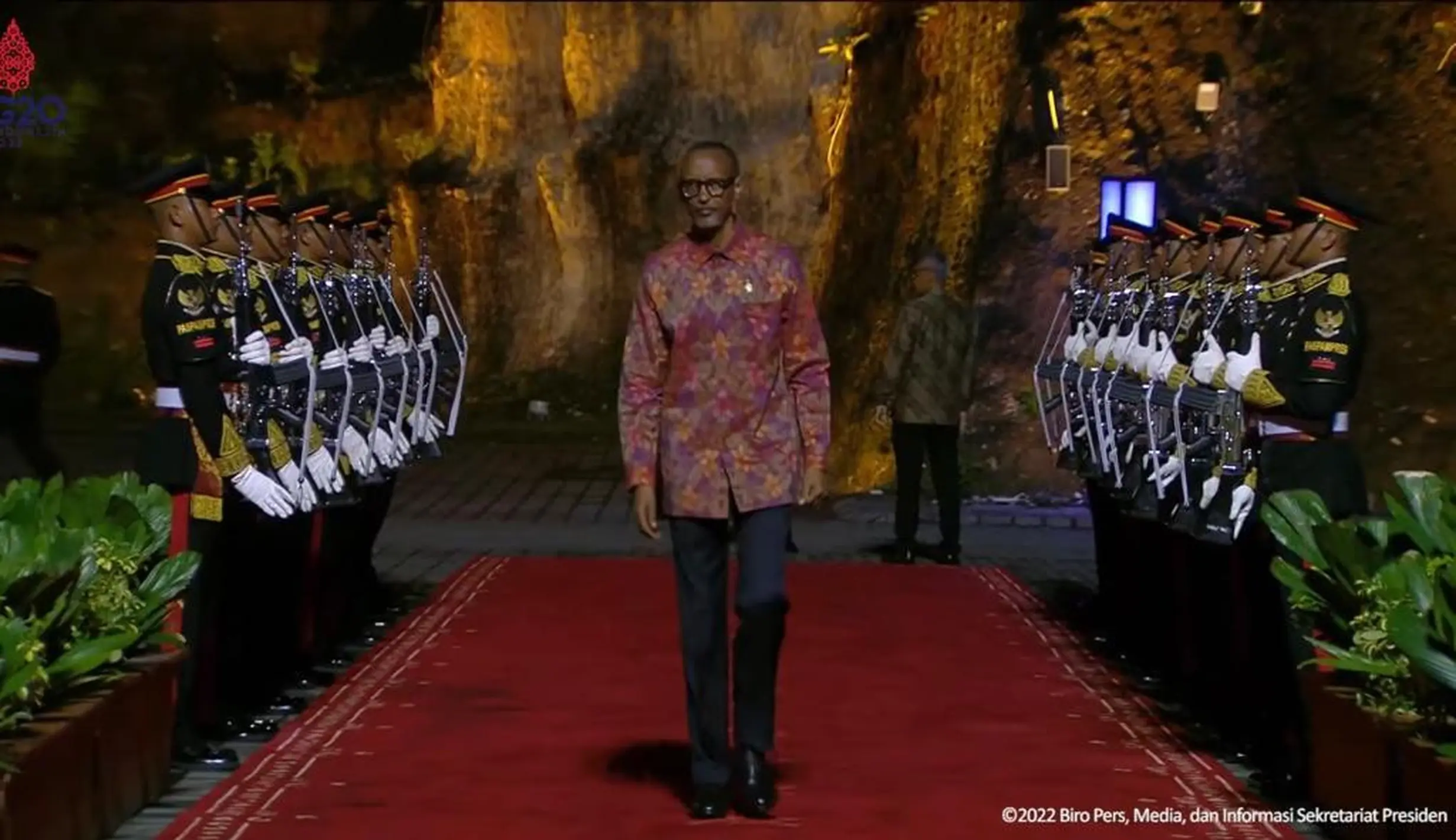 8 Potret Pemimpin-Delegasi Dunia Pakai Kain Tenun Ikat Bali saat Gala ...