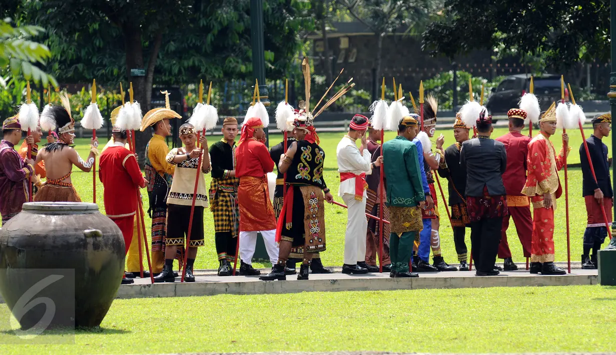 Mengenakan Pakaian Adat Daerah, Personel Paspampres Siap Sambut Raja ...