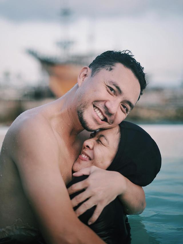 7 Potret Mesra Ananda Omesh dan Istri yang Kini Sudah 13 Tahun Bersama - Hot Liputan6.com