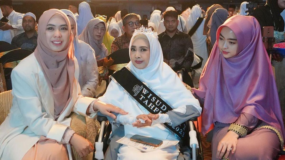 Potret Yunifah Lismawati Ibu Oki Setiana Dewi Jadi Wisudawati Tertua, Pakai Mahkota Duduk di ...