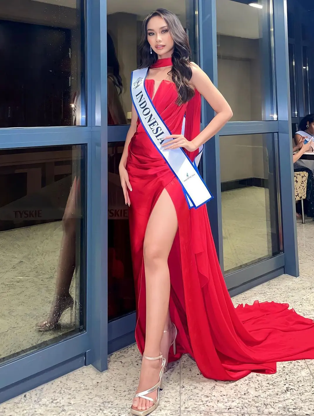 10 Potret Elegan Yasinta Aurellia Tunjukkan Body Goals di Panggung Miss ...