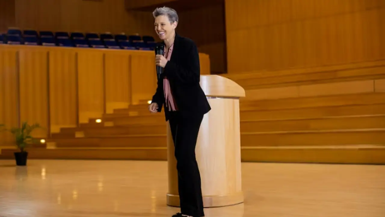 Contoh Teks MC Berbagai Acara, Formal dan Informal - Ragam Bola.com