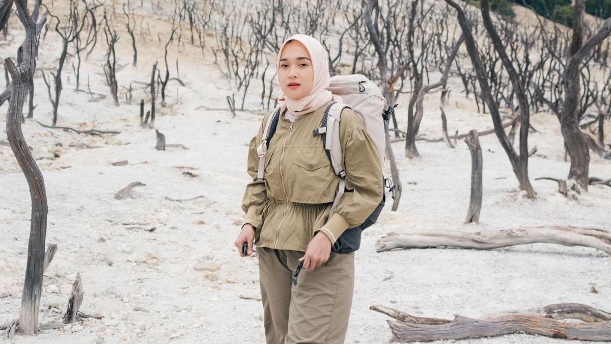 6 Potret Gaya Ririe Fairus Saat Naik Gunung, Tetap Stylish dan Cantik ...