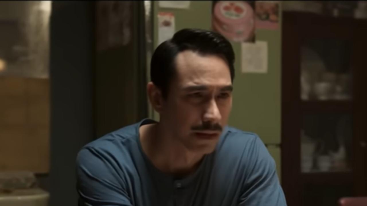 Gaya Rambut Poni Lempar Darius Sinathrya Saat Syuting Film Getih Ireng ...