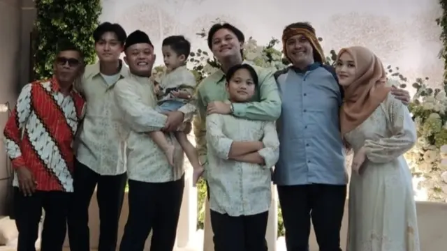 6 Potret Keluarga Sule di Acara Pengajian Jelang Pernikahan Rizky Febian dan Mahalini, Penuh ...